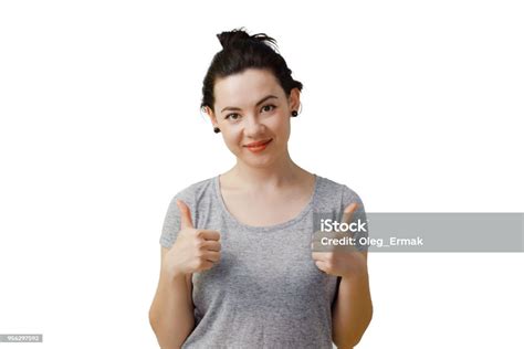 엄지손가락을 나타나 쾌활 한 여자의 초상화입니다 즐거운와 매력적인 카메라 보고 회색 T셔츠 여자 화이트에 격리를 미소 12월에 대한 스톡 사진 및 기타 이미지 Istock