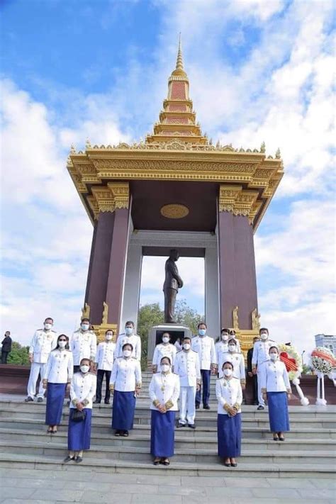 គណៈប្រតិភូកាកបាទក្រហម បានអញ្ជេីញចូលរួមក្នុងពិធីថ្វាយកម្រងផ្កា និងគោរពព្រះវិញ្ញាណក្ខន្ធខួប ៩ឆ្នាំ