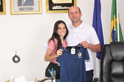 Prefeitura de Riacho de Santo Antônio entrega uniformes a funcionários da Secretaria de