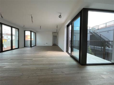 ATTICO CON TERRAZZO E TRE GRANDI BALCONI RVV1300MASTINO