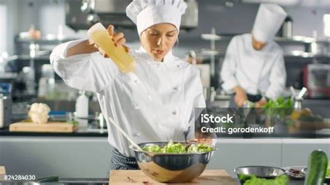 에 유명한 레스토랑 여성 요리사 준비 샐러드 광고 오일 그녀는 큰 현대 부엌에서 작동합니다 2명에 대한 스톡 사진 및 기타 이미지 Istock
