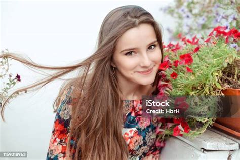 바람이 부는 여름 날에 옆으로 날아 가는 길거리 머리카락에 꽃 냄새를 맡는 아름다운 여성 다중 색상에 대한 스톡 사진 및 기타 이미지 다중 색상 백인종 여자 Istock