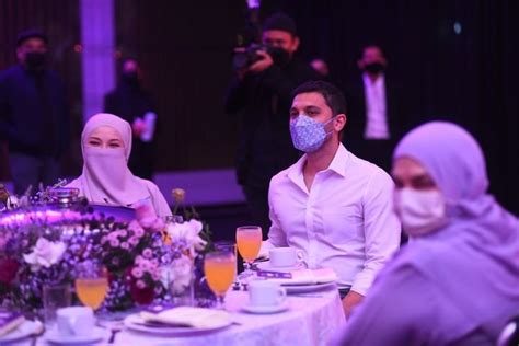 Neelofa And Haris Muslimah Fashion Outfits Muslimah Fashion Talk Show