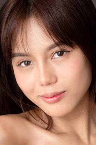 Rose Sarinz Model Profile