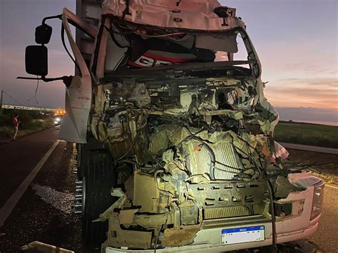 Batida entre carretas mata motorista de anos em Rondonópolis MT Mato Grosso G