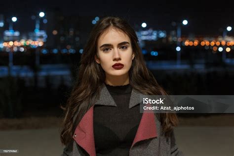 Retrato De Una Joven Hermosa Morena Chica En Un Abrigo Gris Y Medias De