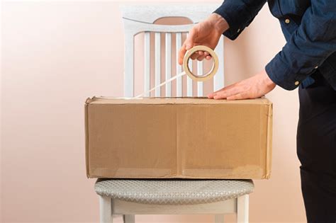 테이프와 상자를 들고 골판지를 포장하고 배송을 배송하는 사람 배달부에 대한 스톡 사진 및 기타 이미지 배달부 사람들 쥠 Istock