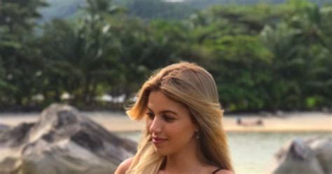 הכי יפות הכי שוות נשות הכדורגלנים עושות את חול בבגד ים ספורט 1