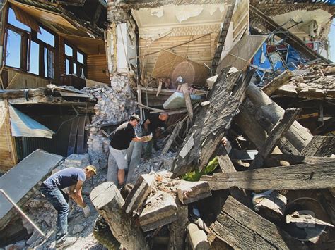 Харківяни розбирають завали зруйнованих РФ будівель фото Mediaport