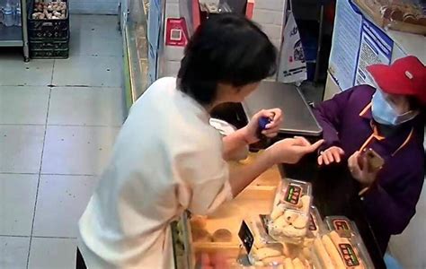 13岁女孩深夜称被追杀求店员报警，警方：和家人闹矛盾，已回家李女士历下区济南