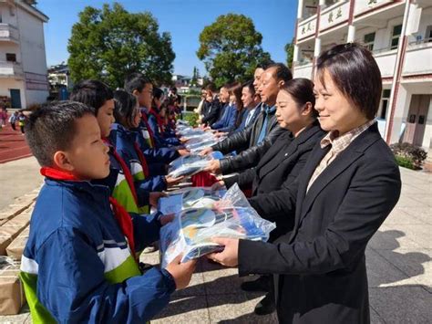 南丰：企业爱心捐赠 情暖乡村学子洽湾镇人士社会