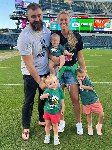 Jason Kelce Poses With Wife Kylie And Their 3 Daυghters Dυring Trip To