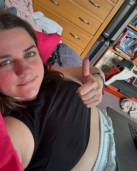 This Corporate Girlie 31 Year Old Woman Doesnt Give A Fuck About