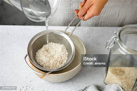 그릇에 담긴 소쿠리에 흰 쌀밥을 씻는 여자의 손 클로즈업 쌀 주식에 대한 스톡 사진 및 기타 이미지 쌀 주식 물 씻기 Istock