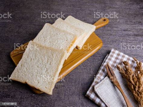 아침 식사와 간식으로 로티 타와르 또는 얇게 썬 흰 빵 덩어리를 닫습니다 0명에 대한 스톡 사진 및 기타 이미지 0명 갈색 건강한 생활방식 Istock