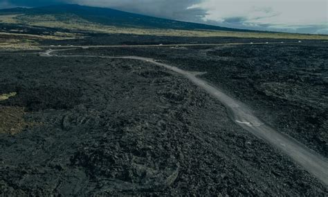 This Hawaiian Road Descends 3 700 Feet Through Active Volcanoes And