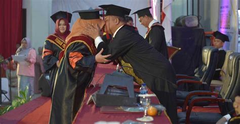 Kecupan Rektor Ung Saat Wisuda Sang Istri Bikin Baper Para Wisudawan