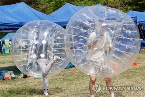 야외 축제에서 즐기는 버블 축구 연합뉴스