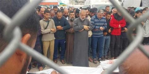 همشهری آنلاین تصویر دردناک از نماز خواندن پدر فلسطینی بر پیکر ۶ فرزندش