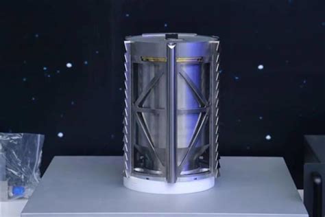 中国航天新突破：首颗可重复使用返回式卫星模型惊艳亮相珠海航展！