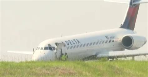 Delta Plane Lands Without Front Landing Gear Cbs News