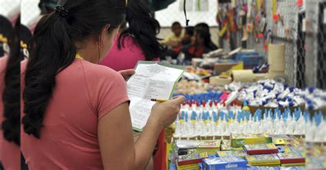 Una ganga La verdadera feria escolar donde útiles y prendas están a