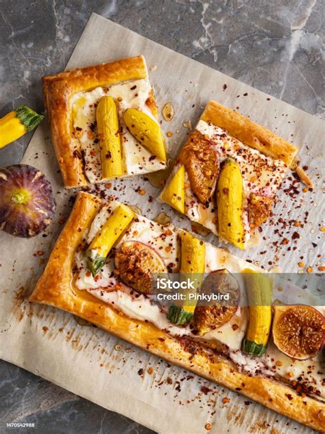 무화과와 치즈를 곁들인 퍼프 페이스트리 신선한 과일을 곁들인 퍼프 페이스트리 파이 무화과 파이 치즈와 크룩넥 스쿼시를 곁들인