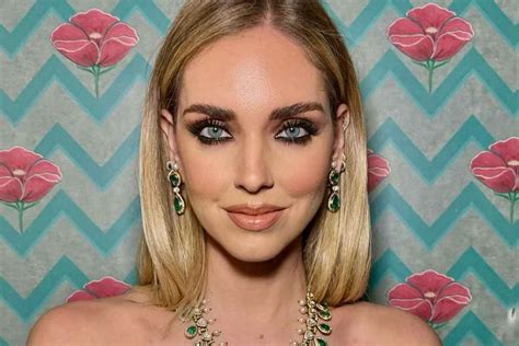 Chiara Ferragni la camicia è corta e trasparente tutto in bella