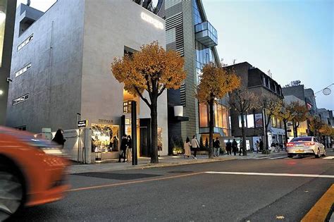 전국 매출 1·2위 다툰다 핫한 매장 줄지은 ‘이 길