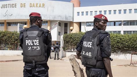 Le Journaliste Sénégalais Pape Alé Niang Critique Du Pouvoir Renvoyé