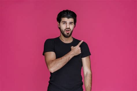 Mann Im Schwarzen Hemd Der Jemanden Vorstellt Und Ihn Zeigt Kostenlose Foto