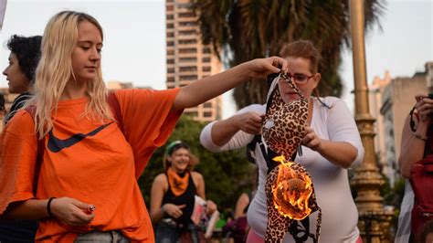Postales Y Frases Del Corpiñazo Frente Al Ministerio De Educación