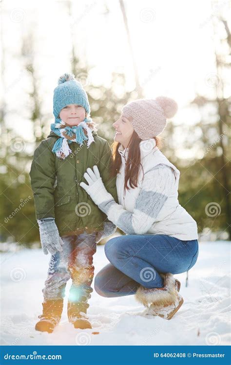 Junge Und Seine Mutter Stockfoto Bild Von Mutter Leute
