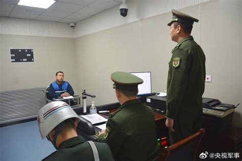 男子假冒军人、收集部队情报与境外势力接头，持械抢劫时被抓获新浪新闻