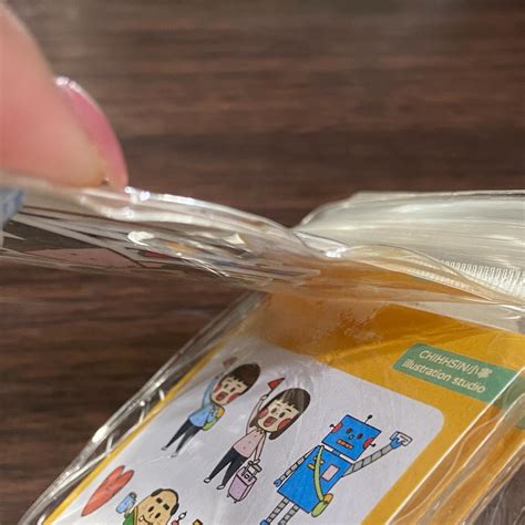 真的被搞一個快瘋了🥲 拜託各寄賣店要貼自己店裡標前，先找一款不會殘膠這麼誇張，還有不會溶膠溶成這樣的好嗎？不然要請品牌自己貼標再寄過去也好
