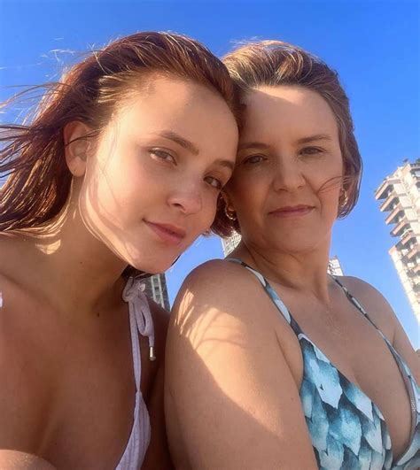 Mãe de Larissa Manoela quebra silêncio Nunca quisemos ficar nada