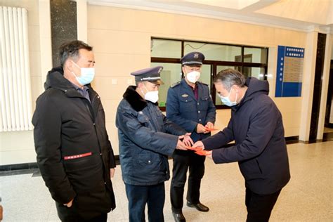 甘肃警察学院卢建军院长看望慰问学院春节值班人员