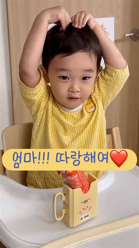 이예슬⎮또복댁 육아 인플루언서 뒤늦게 말문이 터진 후니는 요즘 이말 저말 다 하는데 오늘은 어디서 꽃받침까지 배워와서 엄마 이거 벨트 빼고 안아주세요〰️🩷 하는데