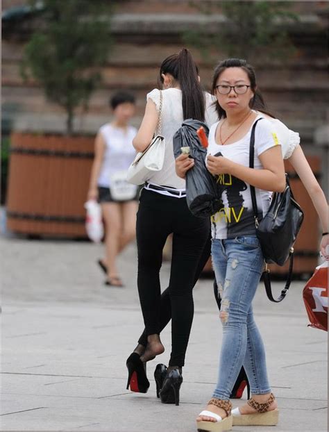 兩時尚搭配美女當街互換恨天高，身材火辣！ 每日頭條