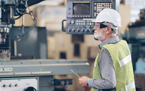 공장에서 태블릿에 수석 산업 엔지니어 체크리스트 자동화 된 Cnc Cnc 장치에 대한 스톡 사진 및 기타 이미지 Cnc 장치 Stem 주제 건설 기계류 Istock