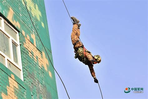 张张精彩！“飞檐走壁”的武警小哥哥太帅了 中国军网
