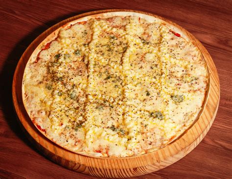 Receita prática de pizza caseira recheio de quatro queijos Gastronomia Casa e Jardim