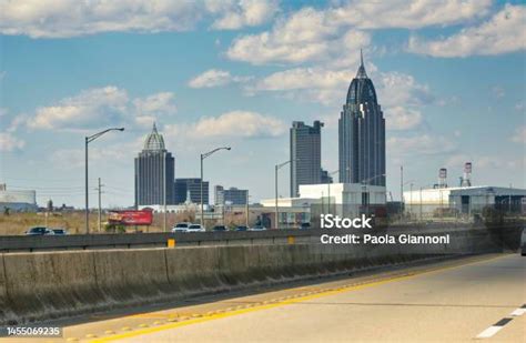 모바일 주간 고속도로를 따라 움직이는 자동차에서 본 Al City 스카이라인 강에 대한 스톡 사진 및 기타 이미지 강 건물