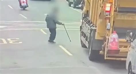 北市垃圾車結束收運就撞死人！老翁過馬路慘被輾斃 畫面曝光 社會 Nownews今日新聞