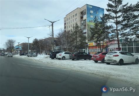 В центре Орска активно взялись чистить парковки и заездные карманы на