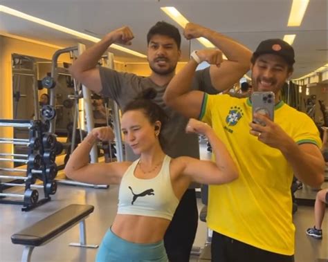 Larissa Manoela e André Luiz Frambach suam a camisa em dia de treino