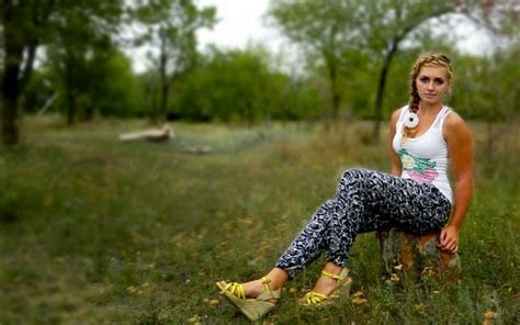 Julia Vins Gadis Cantik Berparas Boneka Yang Berotot Ayo Siapa Berani Mendekat