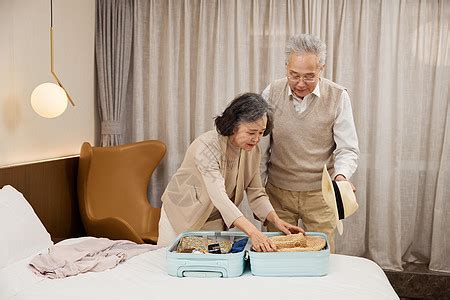 老年夫妻整理旅游衣物高清图片下载 正版图片507701621 摄图网