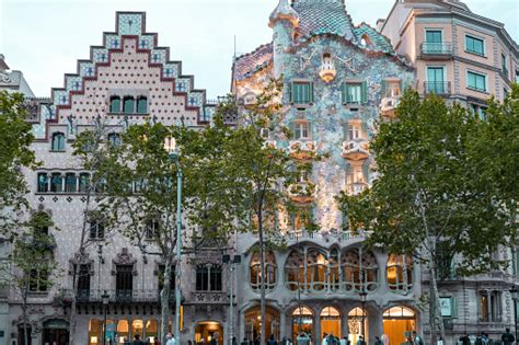 안토니 가우디 가 스페인 바르셀로나의 주요 관광 명소로 디자인 한 Casa Batllo는 카사 바트요에 대한 스톡 사진 및 기타