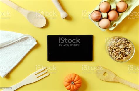 검은 모형이있는 태블릿이있는 플랫 누워 노란색 배경에 텍스트를 배치합니다 음식 블로거의 직장 요리 블로그 조리법 템플릿 온라인